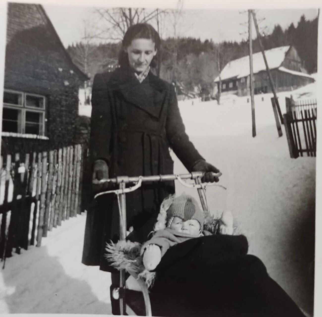 Při invazi ji vytáhli z plamenů. Po 57 letech rodina zachráněné ...